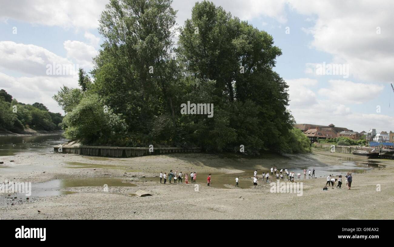 The channel of the River Thames as it passes Isleworth Ait Stock Photo ...
