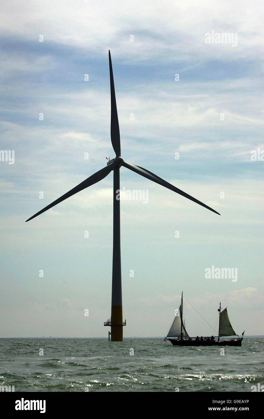 A wind farm off the coast of whitstable hi-res stock photography and ...