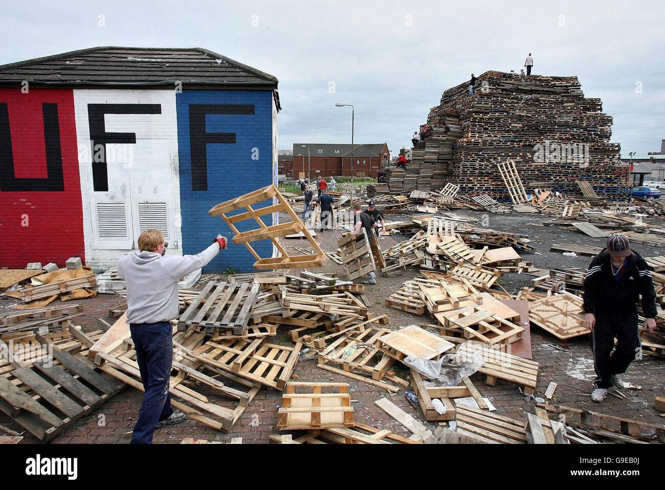 Bonfires to mark the orange order calendar hi-res stock photography and ...
