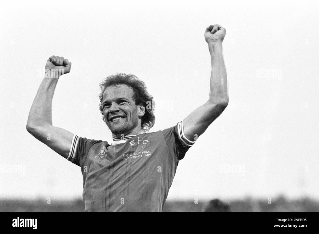 Everton's Andy Gray celebrates scoring the opening goal Stock Photo - Alamy