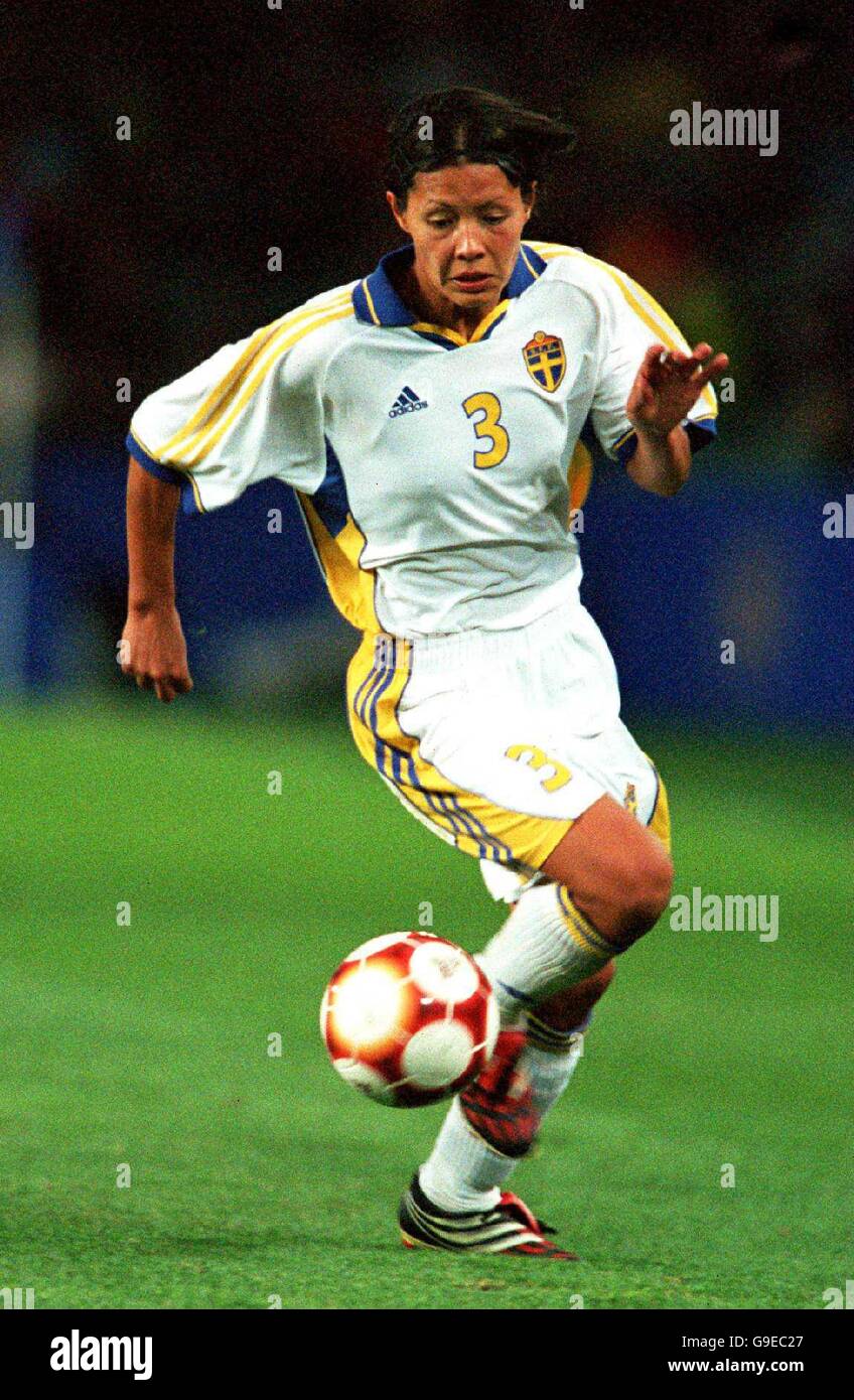 Olympics football full length stock action hi-res stock photography and ...