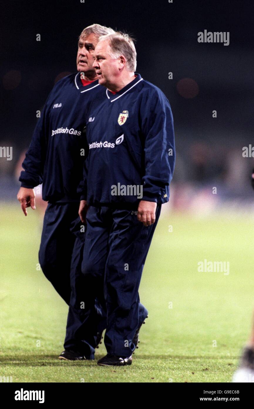 Scotland's manager Craig Brown (r) in coversation with goalkeeping ...