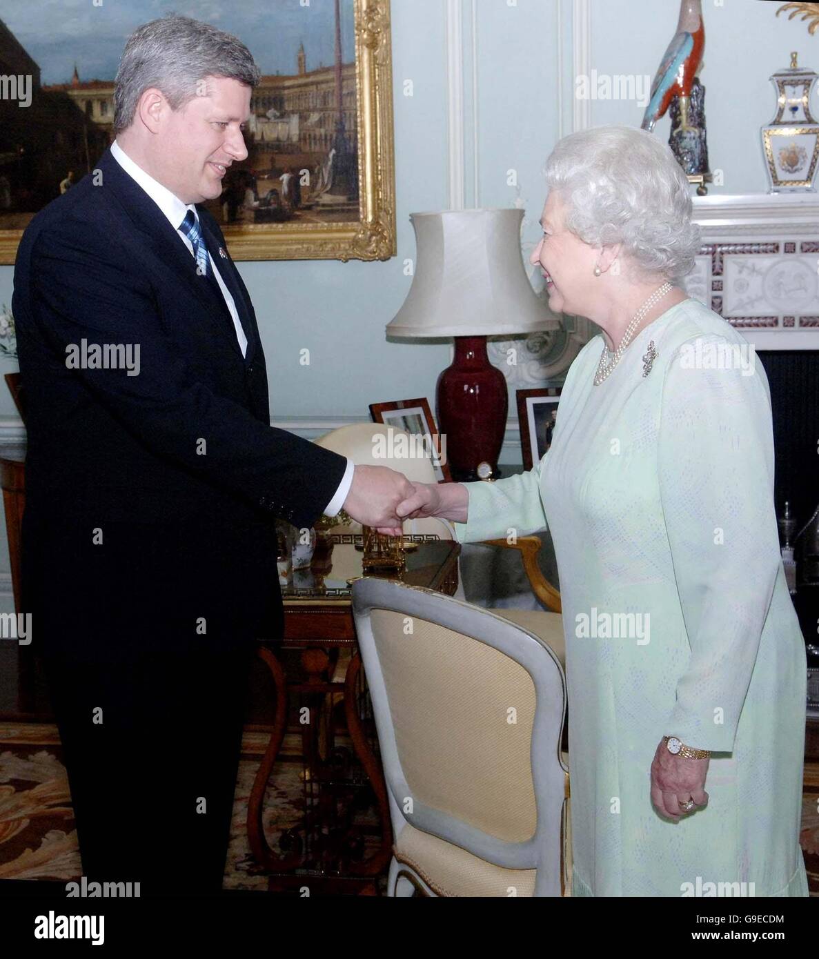 Stephen harper meets queen elizabeth ii hi-res stock photography and ...