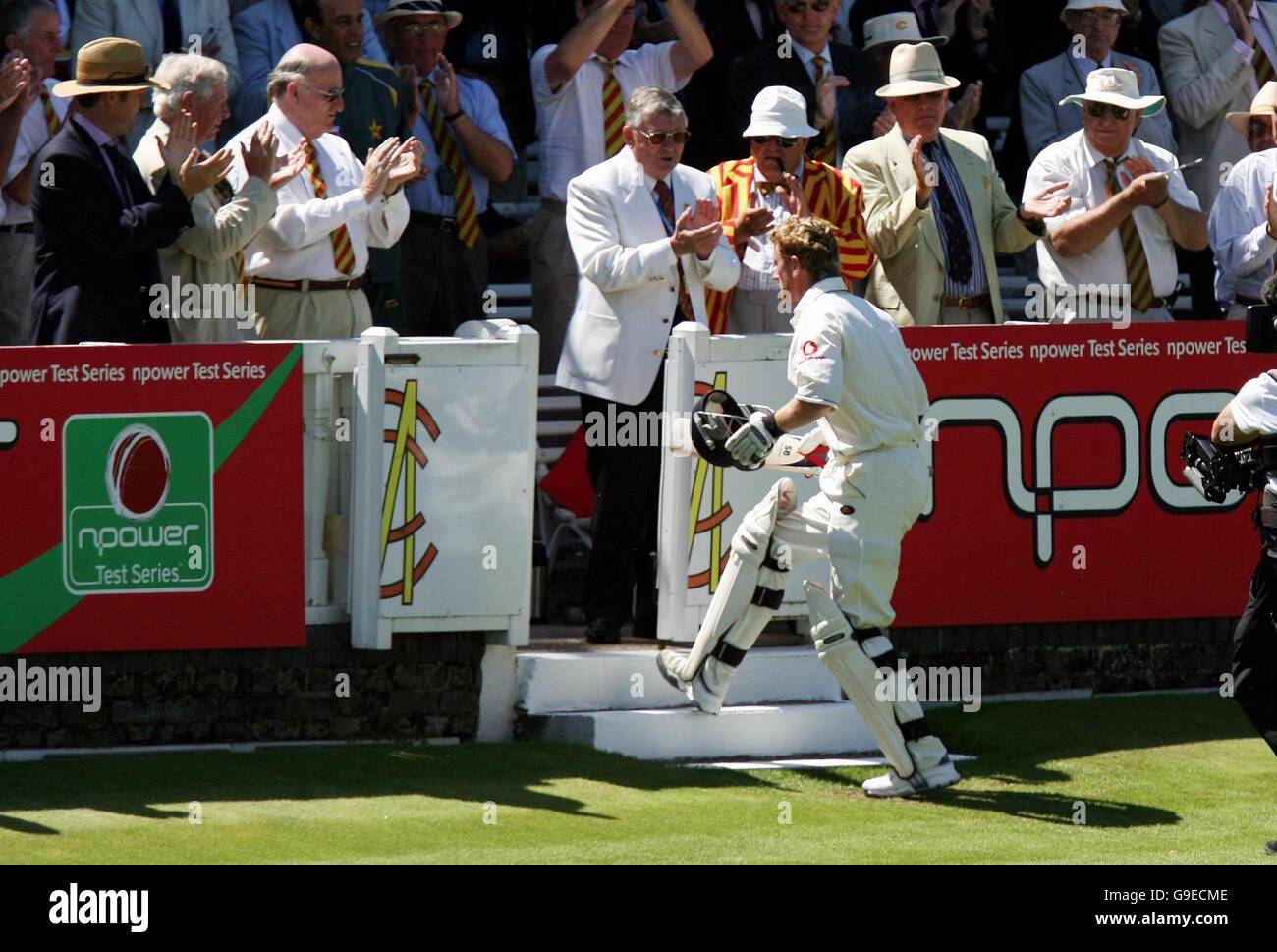 England's Paul Collingwood recieves the applause of the MCC members in ...