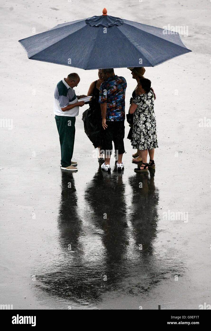 Take shelter from rain hi-res stock photography and images - Alamy