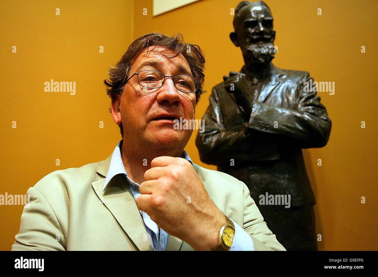 George bernard shaw statue hi-res stock photography and images - Alamy