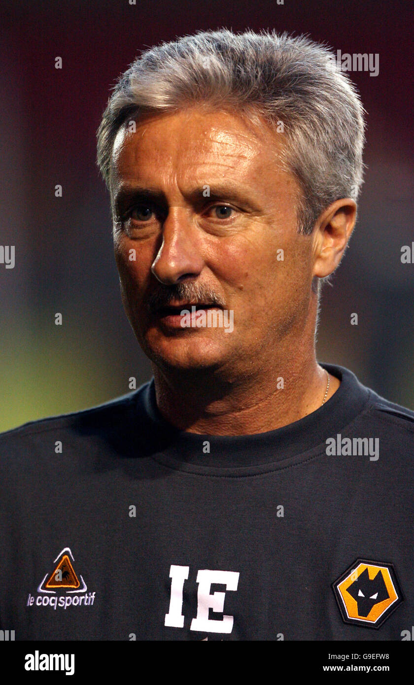 Wolverhampton wanderers assistant manager hi-res stock photography and ...