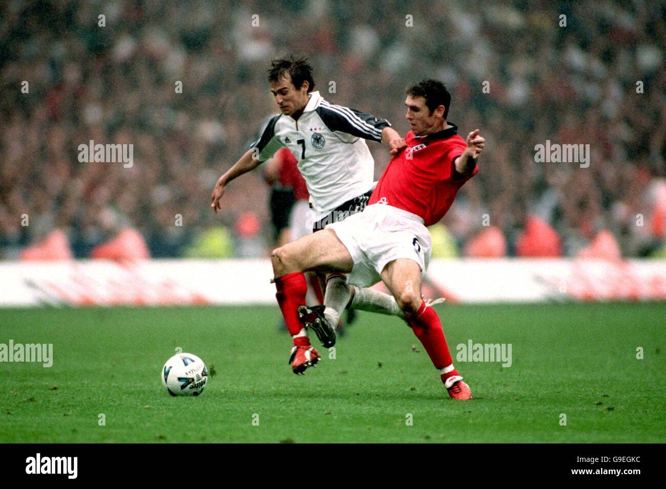 Martin keown england 2002 hi-res stock photography and images - Alamy