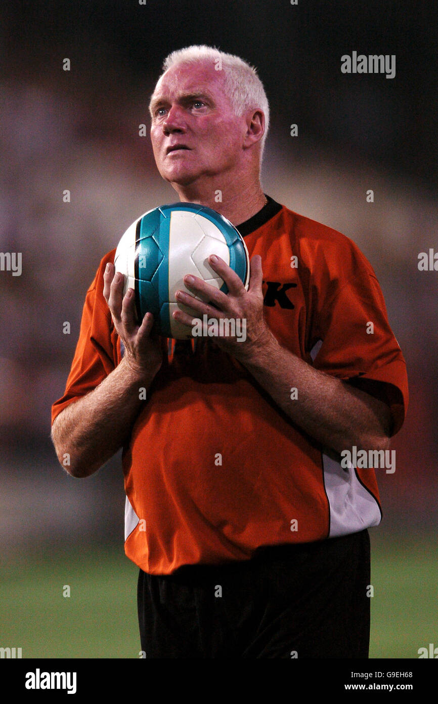 Charlton athletic goalkeeping coach mike kelly hi-res stock photography ...