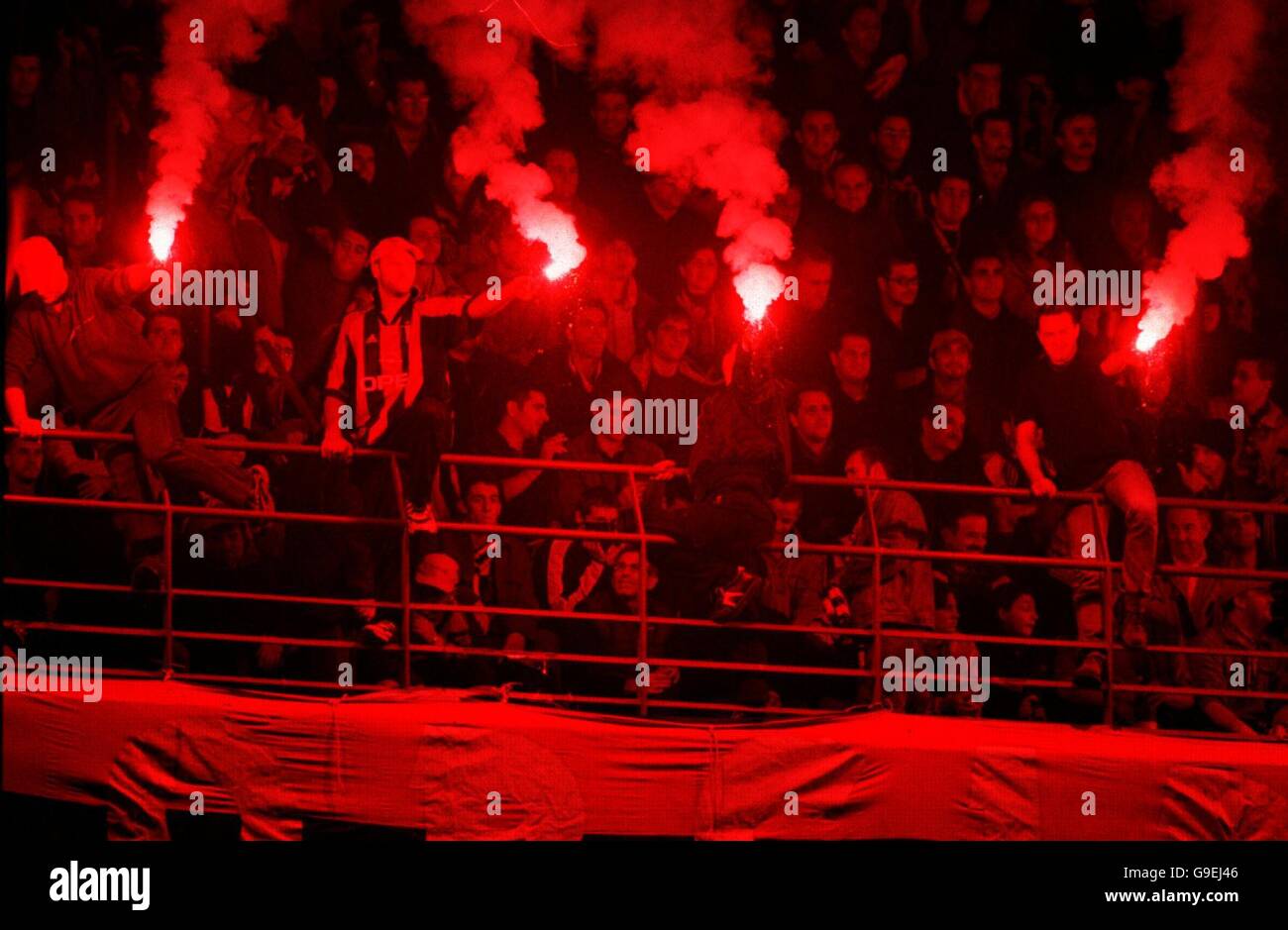Gs1 md4 weds smoke red fire colourful football hi-res stock photography ...