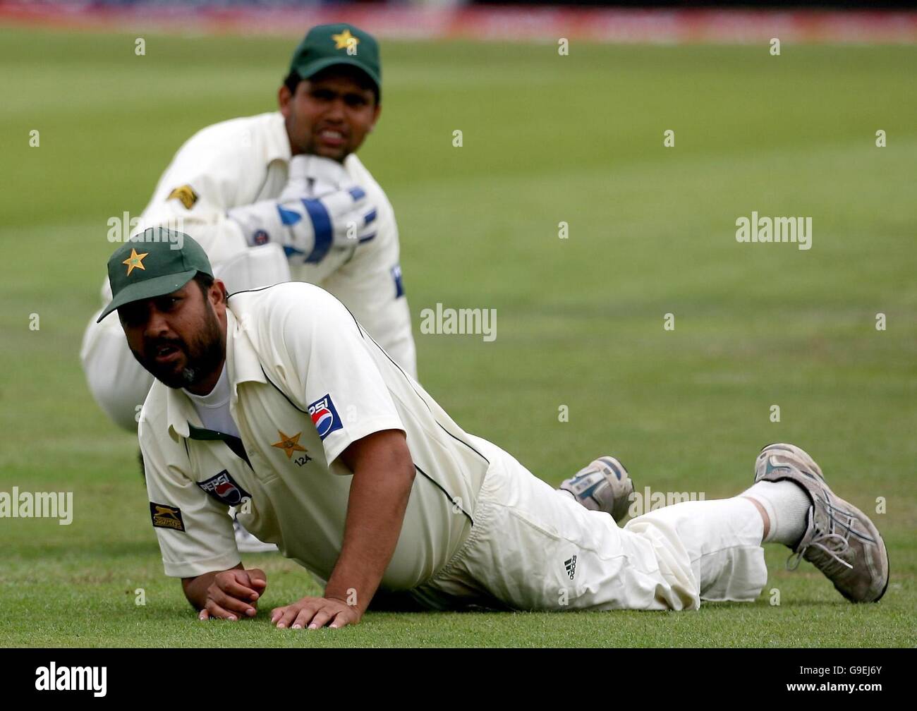 Pakistan Captain Inzaman Ul Haq Floor And Wicketkeeper Kamran Akmal