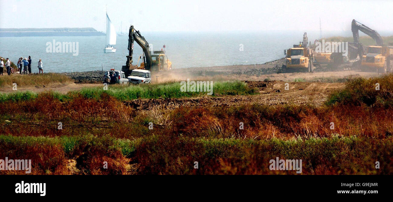 Breach sea wall hi-res stock photography and images - Alamy