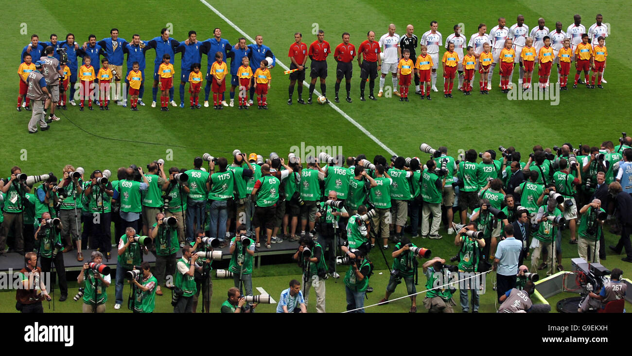 Italy 2006 world cup final line up hi-res stock photography and images ...