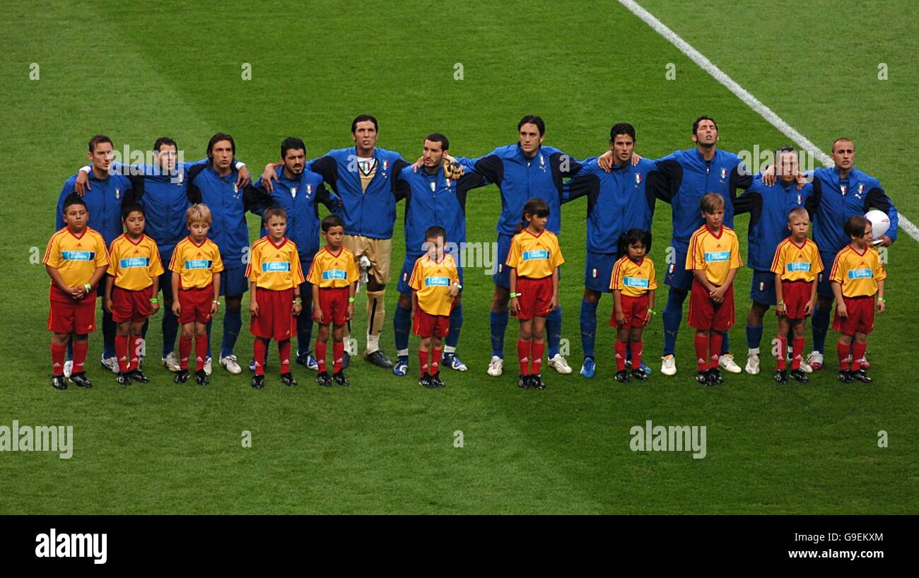 Italy 2006 world cup final line up hi-res stock photography and images ...