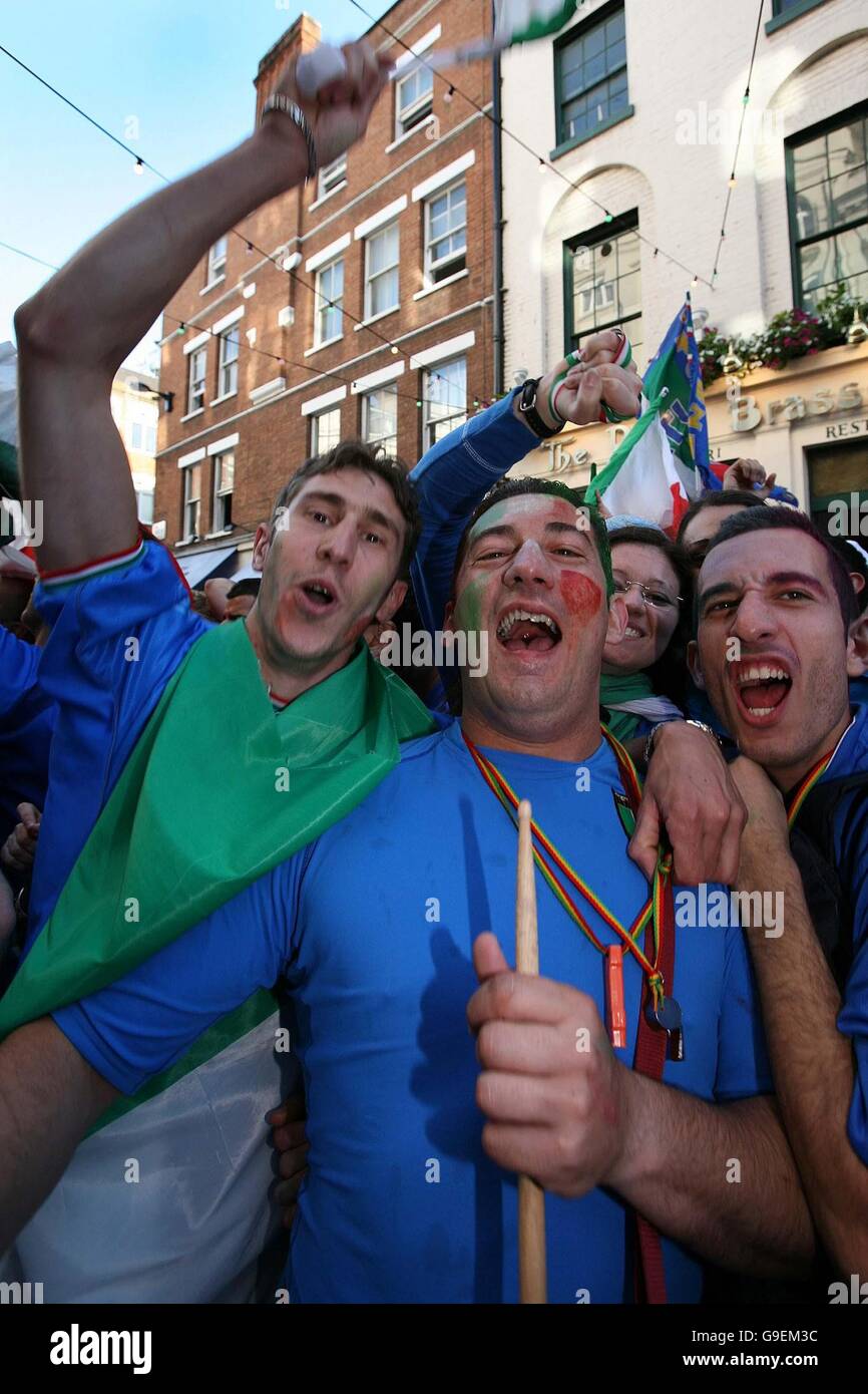 Iatlian fans celebrate outside Bar Italia in Soho as Italy scores ...