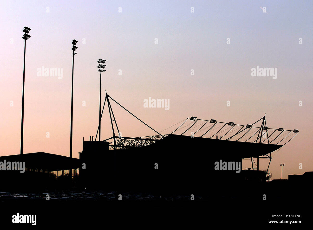 Kempton park racecourse main stand hi-res stock photography and images ...
