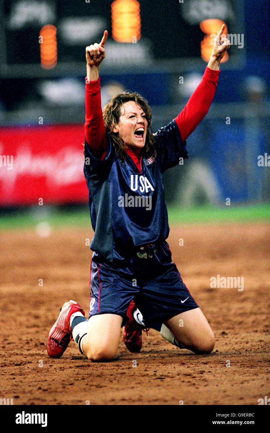 Sydney 2000 Olympics, Softball, Final. The USA's Michele Smith ...