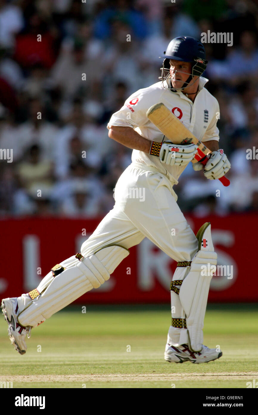 Cricket action andrew strauss hi-res stock photography and images - Alamy