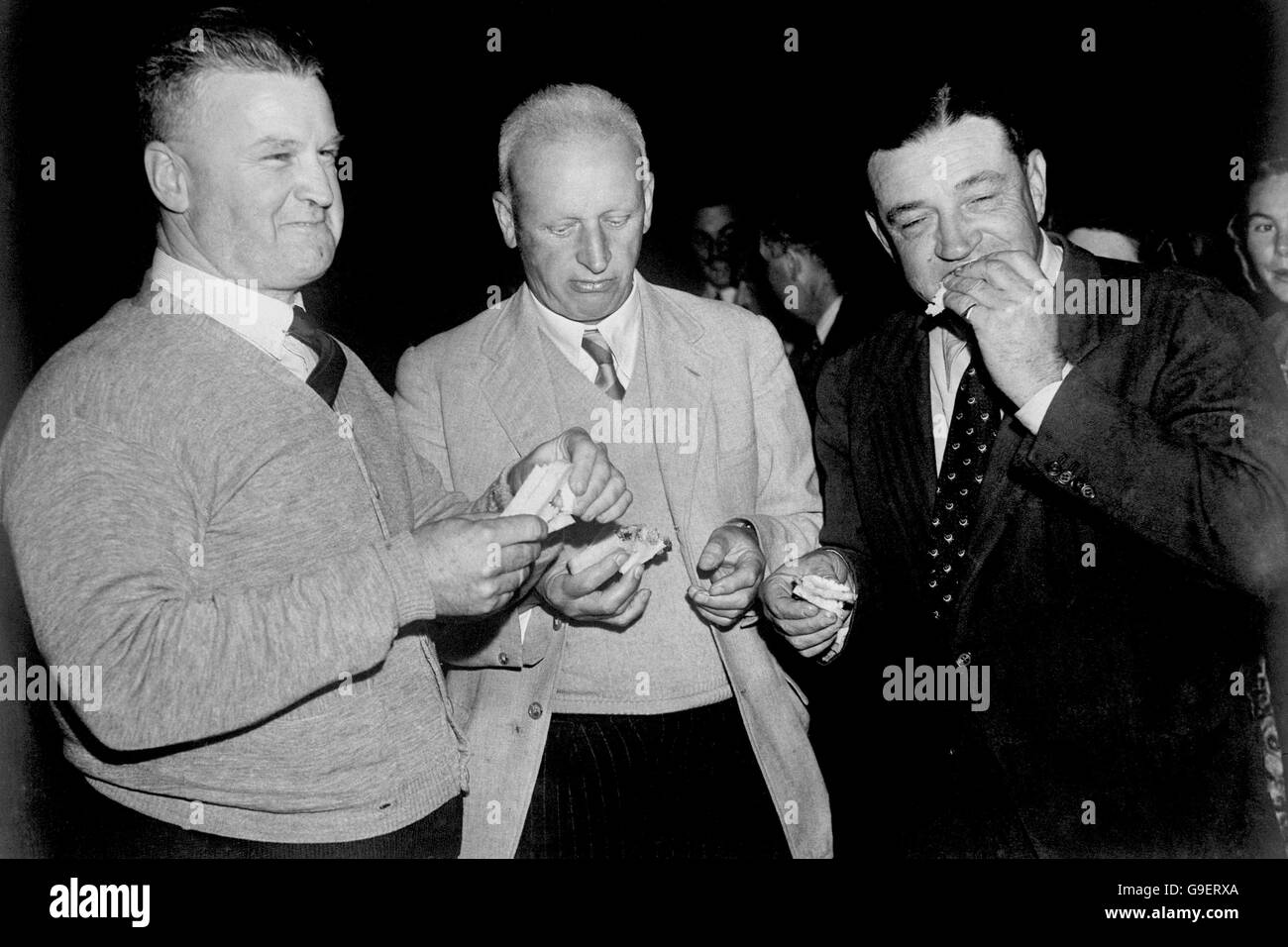 Wally hammond cricket hi-res stock photography and images - Alamy