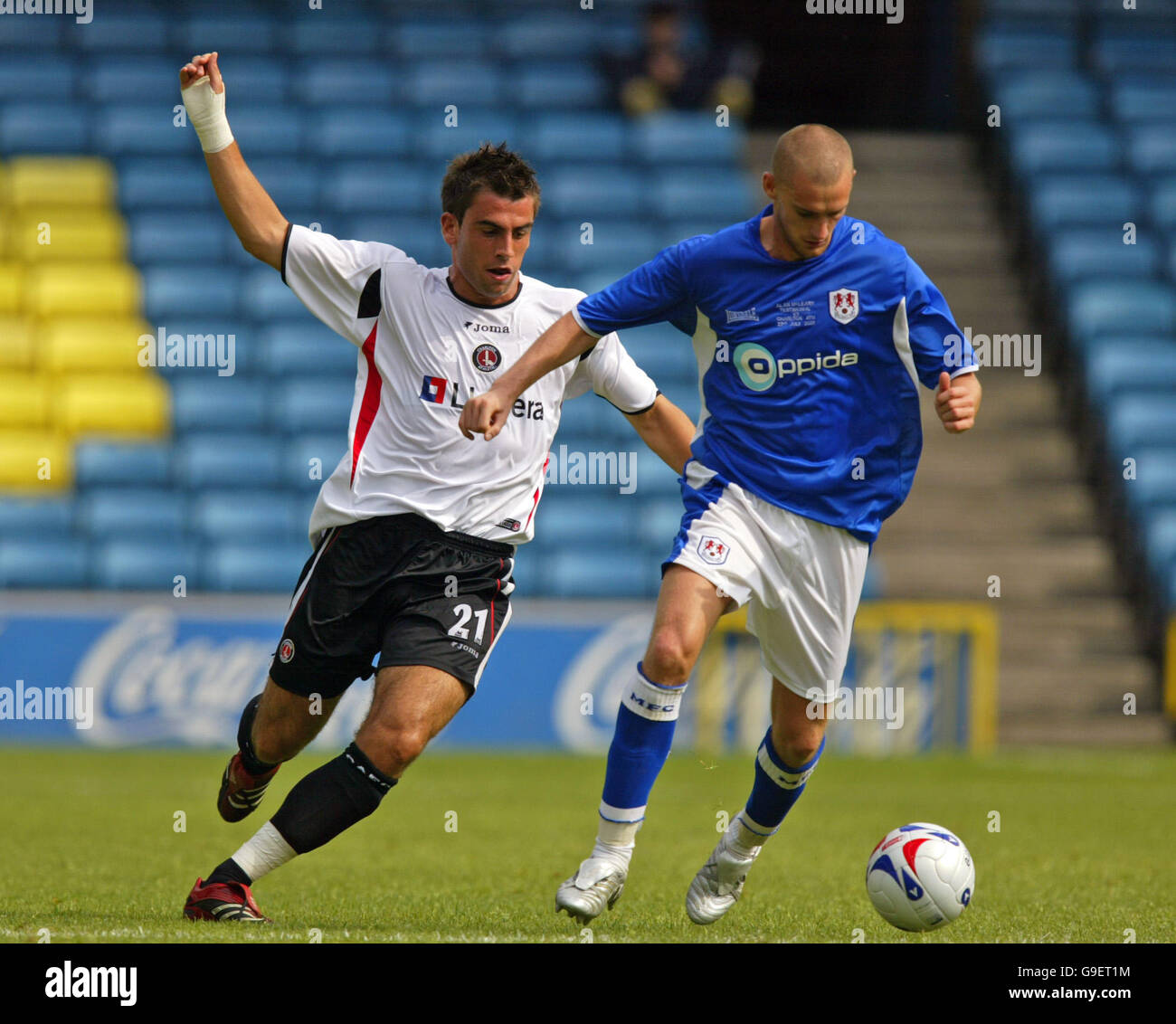 Millwalls darren byfield and charlton athletics simon walton hi-res ...