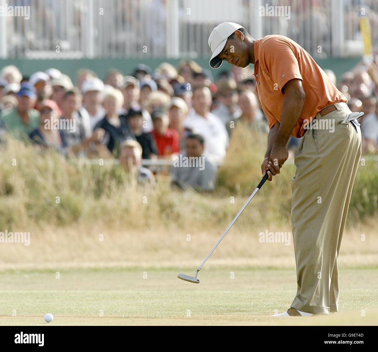 Usas tiger woods onthe 18th green hi-res stock photography and images ...
