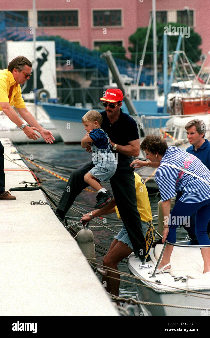MOTOR RACING MONACO GRAND PRIX. NIGEL MANSELL WITH FAMILY ON BOARD SMALL BOAT Stock Photo - Alamy