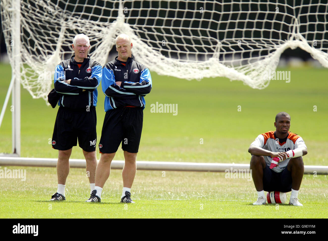 Charlton athletic manager iain dowie goalkeeping coach mike kelly hi ...