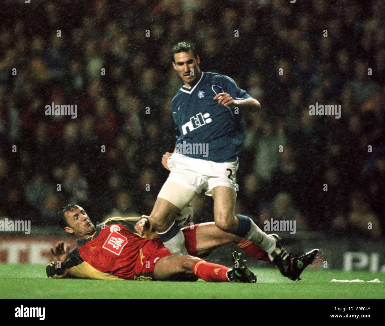 Rangers' Tony Vidmar (r) and Galatasaray's Gheorghe Popescu (l) battle ...