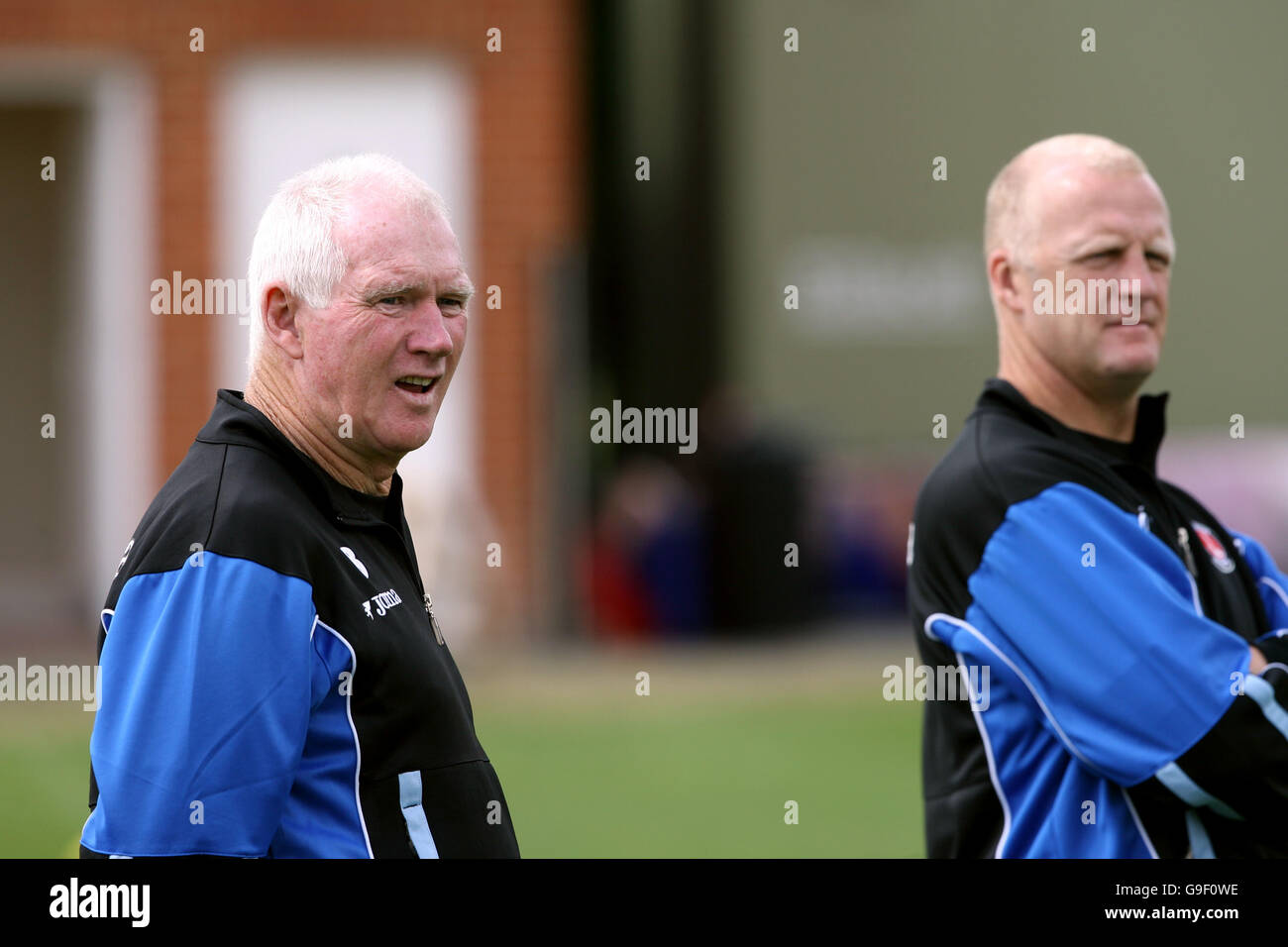 Charlton athletic manager iain dowie goalkeeping coach mike kelly hi ...