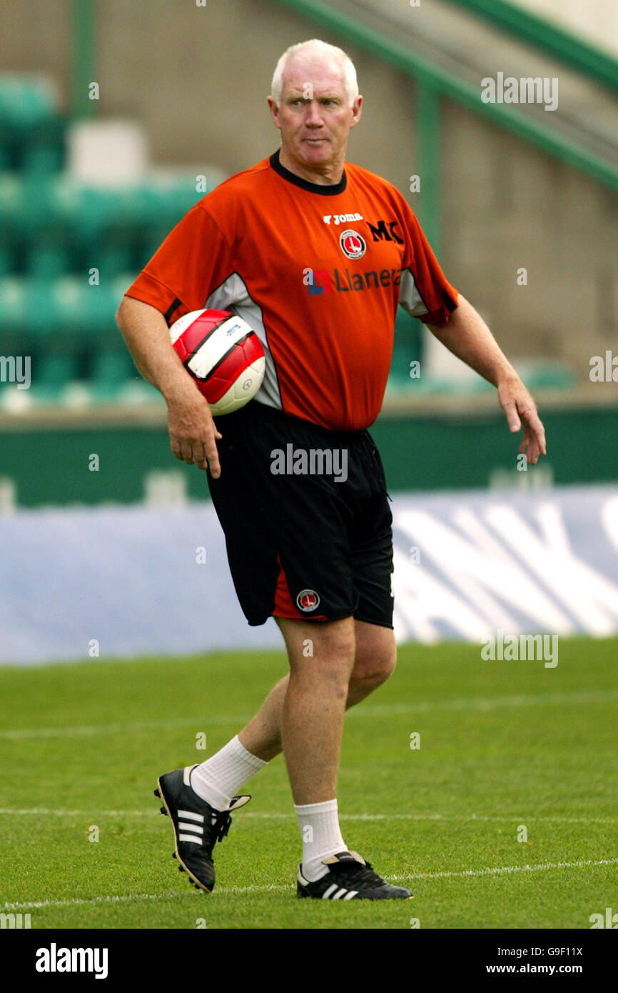 Charlton athletic goalkeeping coach mike kelly hi-res stock photography ...