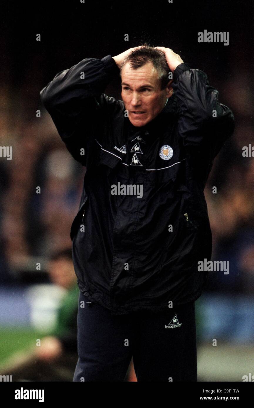 Cant bear to watch hi-res stock photography and images - Alamy