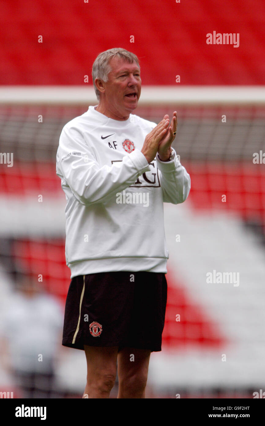 Manchester united boss sir alex ferguson hi-res stock photography and ...