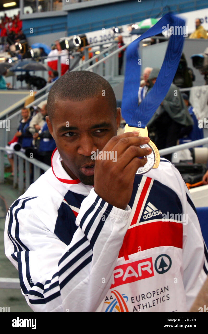 Great britains darren campbell with his gold medal hi-res stock photography and images - Alamy