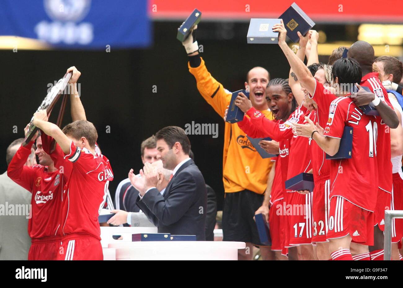 Chelsea community shield trophy hi-res stock photography and images - Alamy