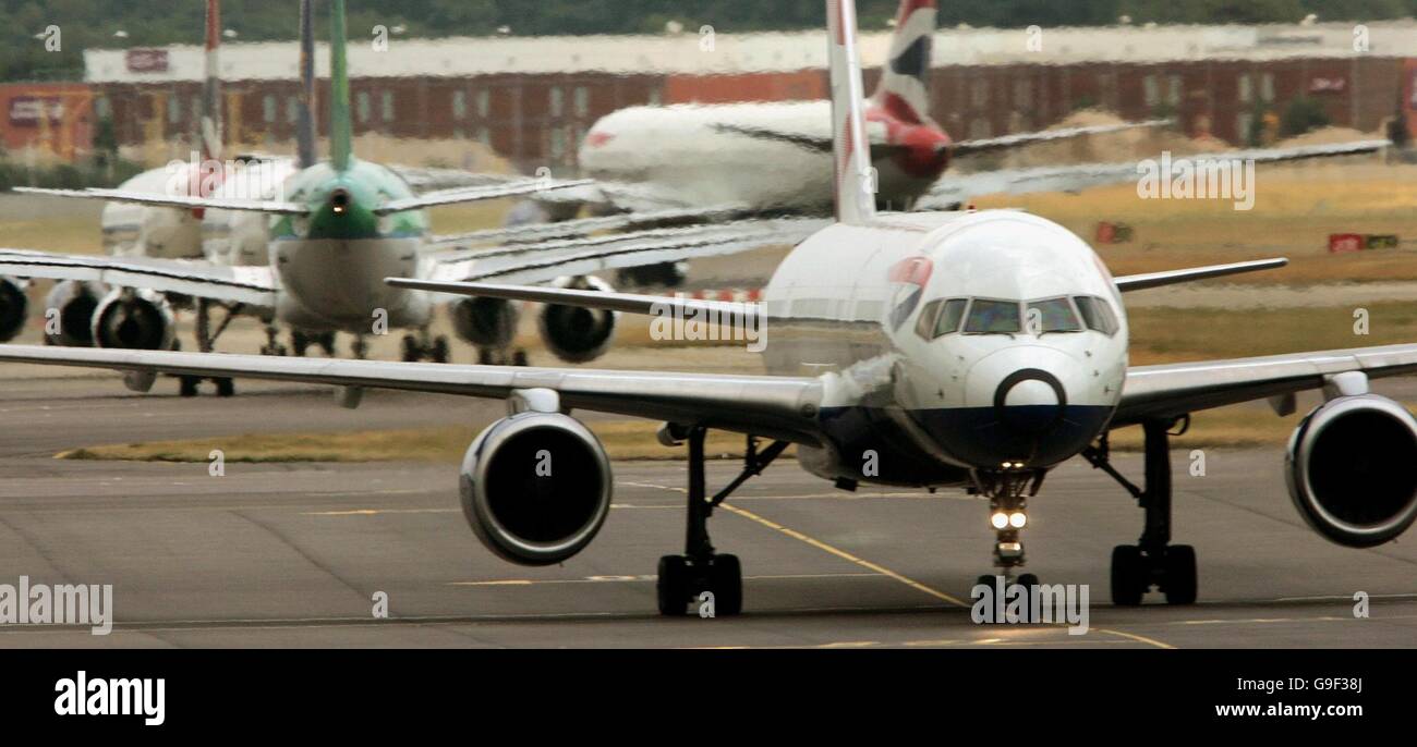 Aircraft queue at heathrow airport hi-res stock photography and images ...