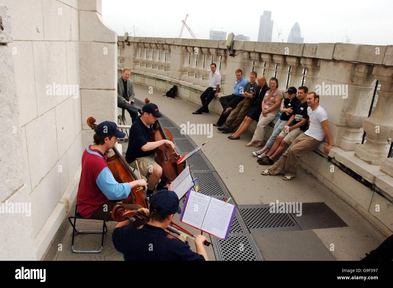 Extremecello play on roof st pauls cathedral hi-res stock photography ...