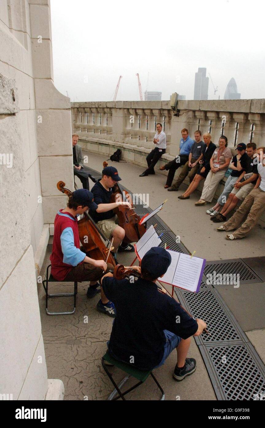 Extremecello play on roof st pauls cathedral hi-res stock photography ...