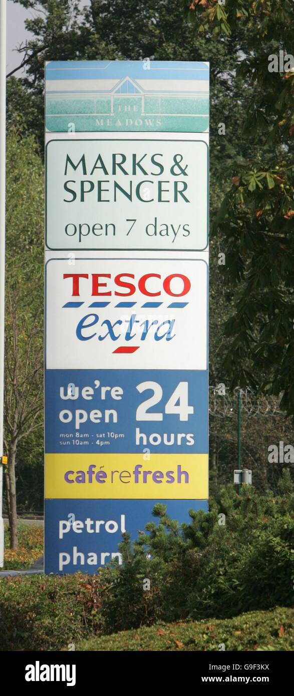 Marks and spencer sign hi-res stock photography and images - Alamy