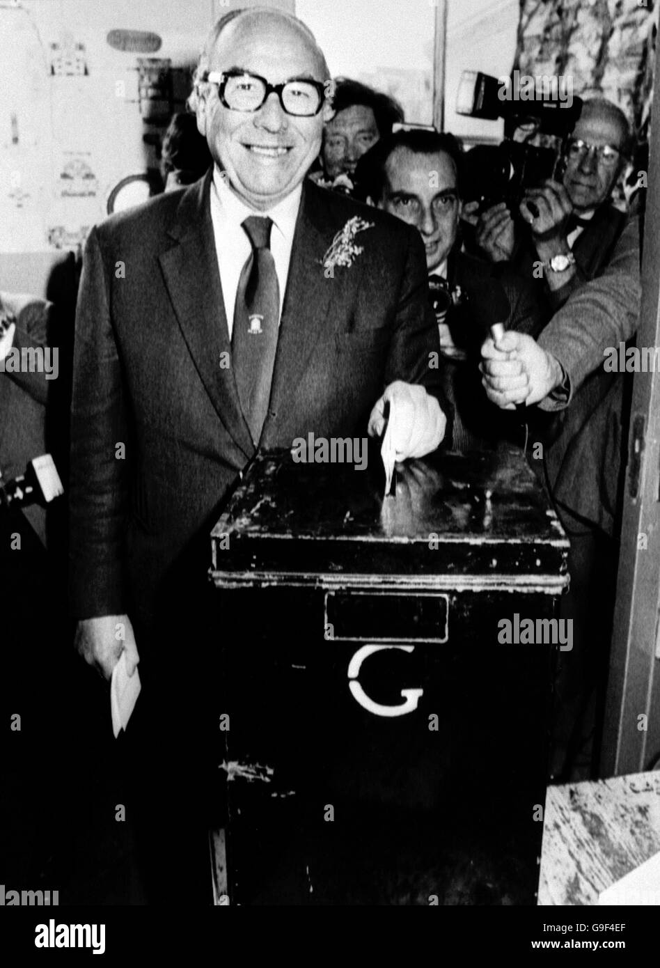 SDP leader Roy Jenkins casting his vote at the Glasgow constituency of ...