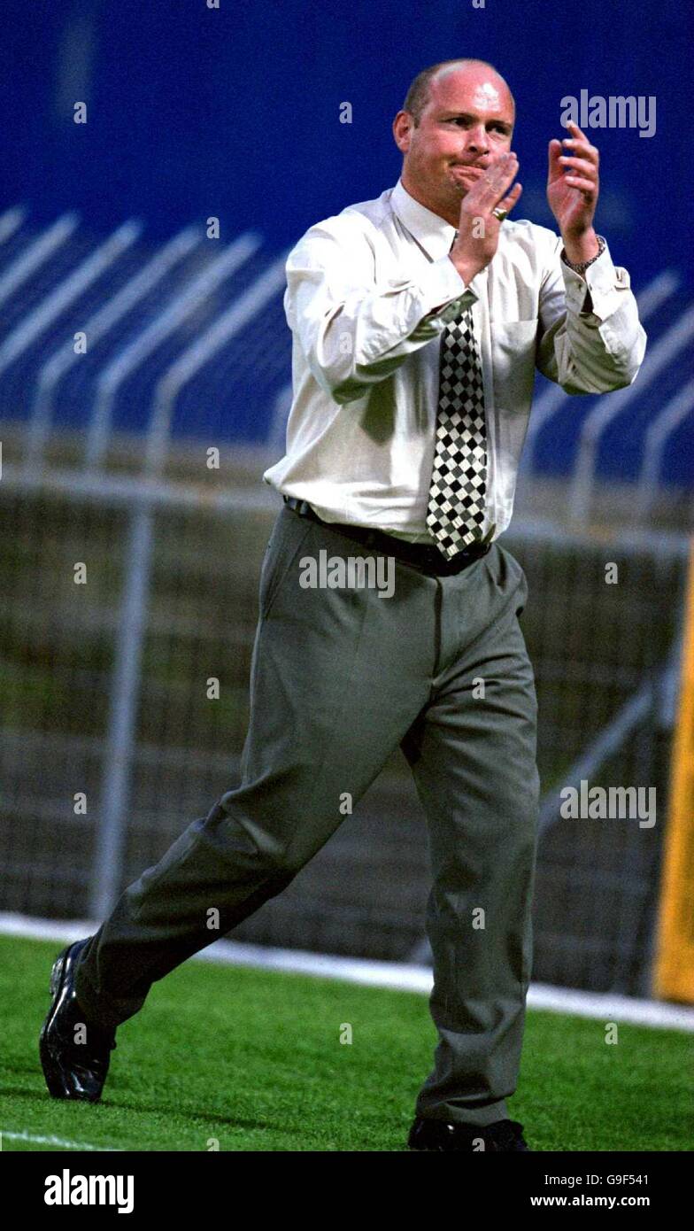 Linfield manager David Jeffrey applauds the home fans after seeing his ...