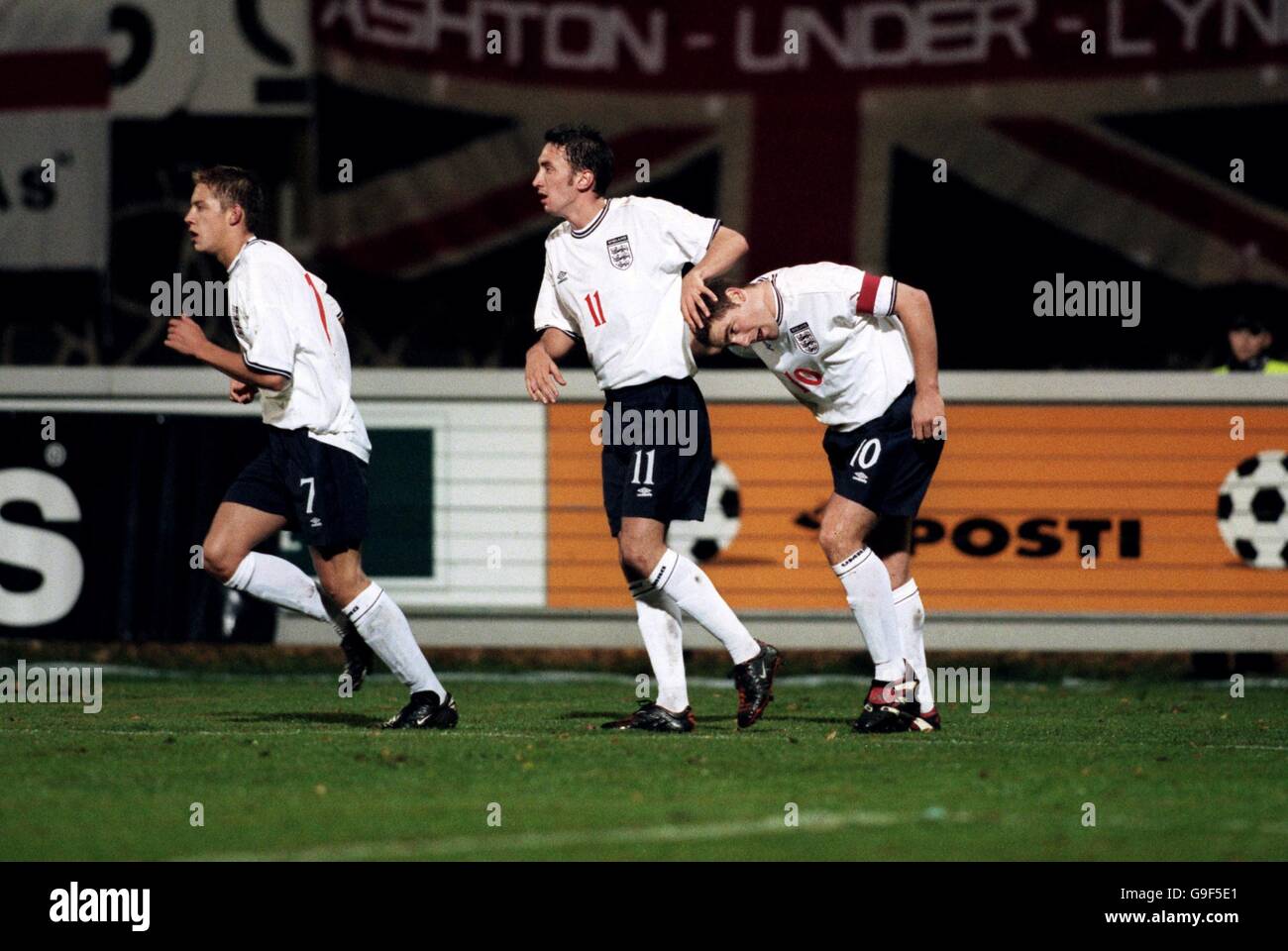 (L-R) England's Alan Smith and Jonathan Greening congratulate teammate ...