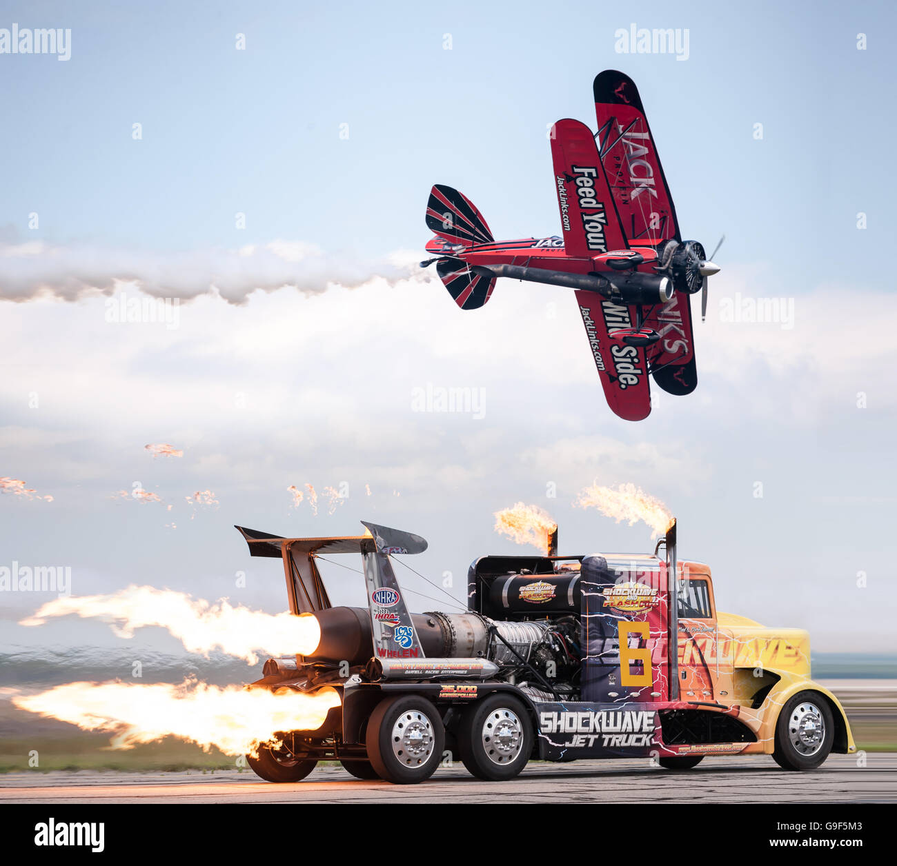 Jack Links Screamin' Sasquatch airplane racing the Shockwave Jet Truck ...