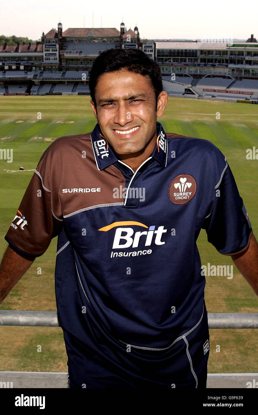 Anil kumble signs for surrey hi-res stock photography and images - Alamy