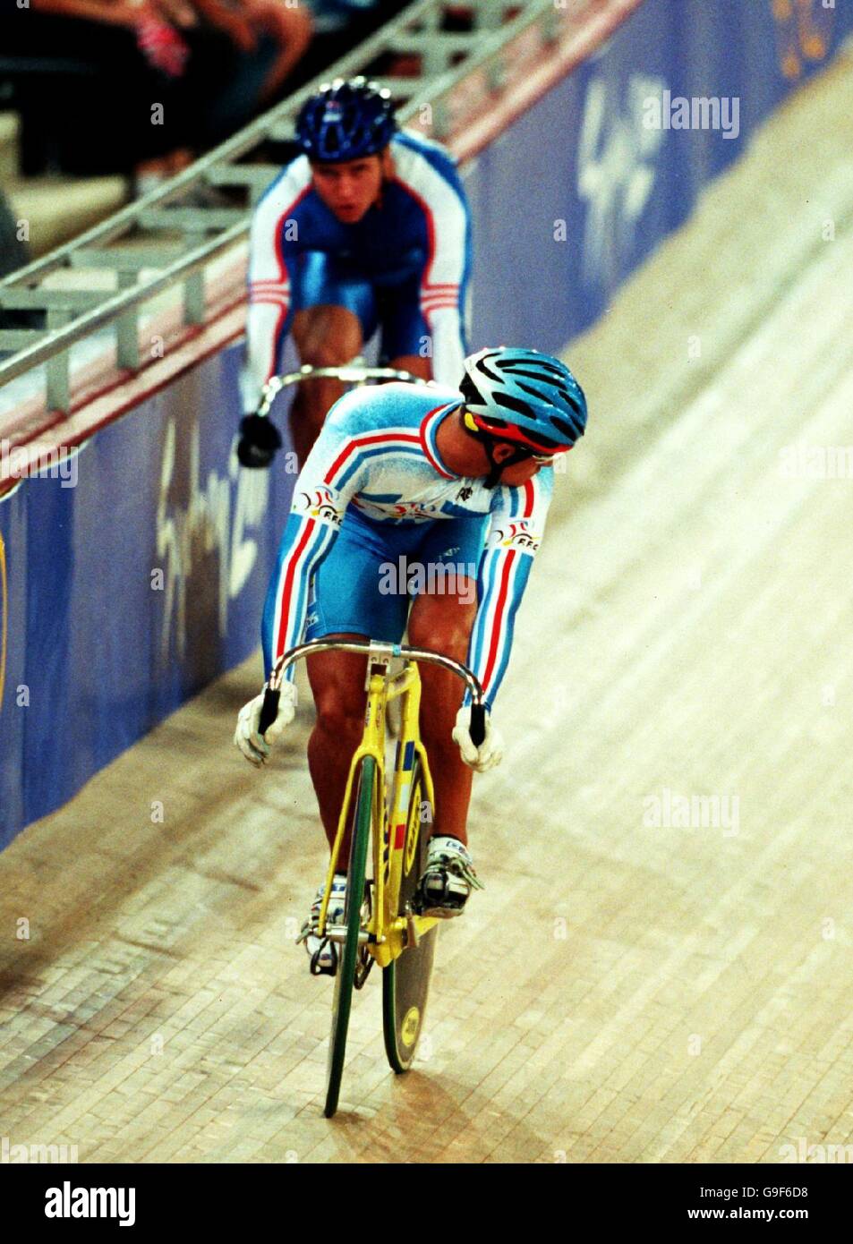France's Laurent Gane makes sure that Great Britain's Craig MacLean ...