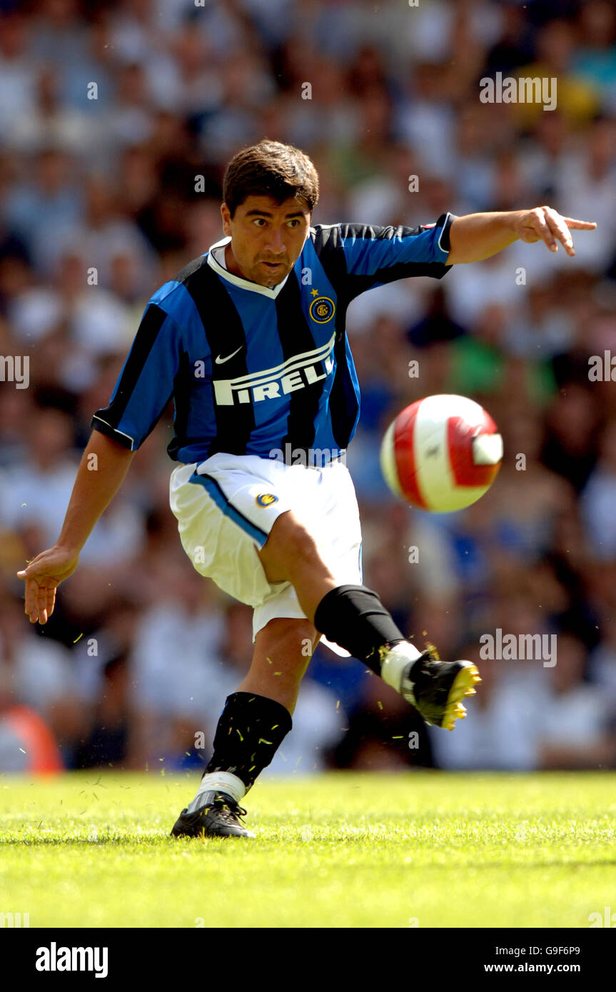David pizarro inter hi-res stock photography and images - Alamy
