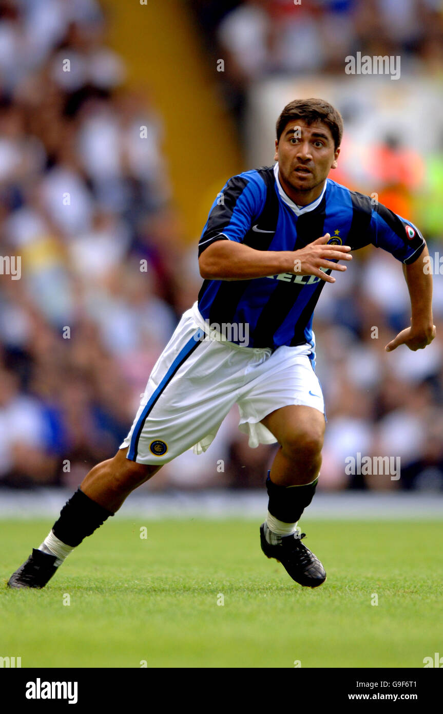 David pizarro inter hi-res stock photography and images - Alamy