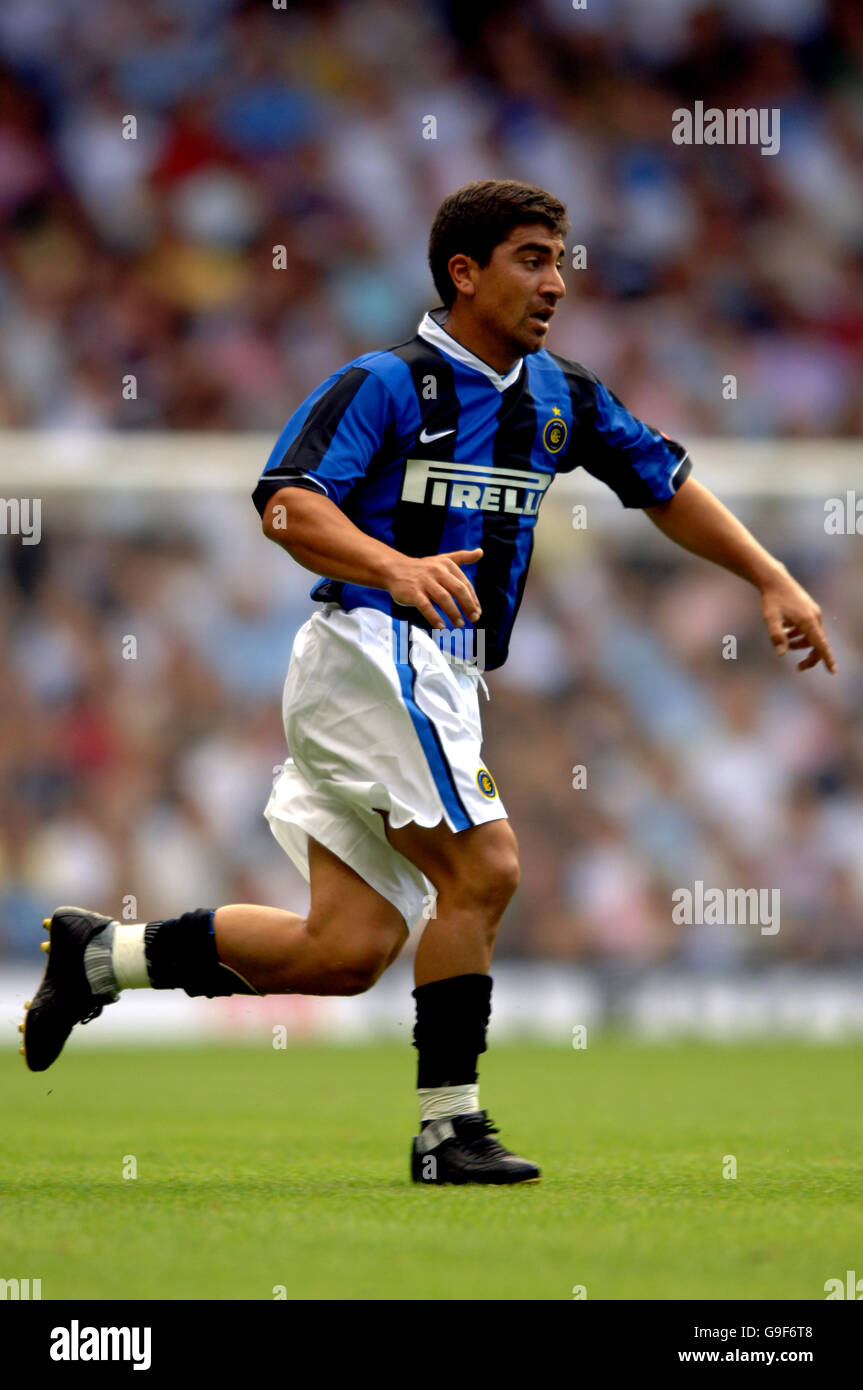 David pizarro inter hi-res stock photography and images - Alamy