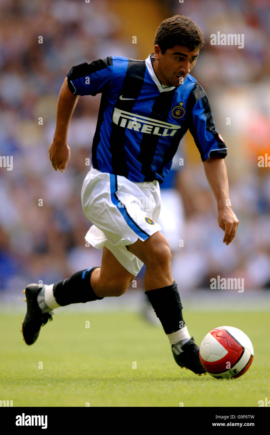 David pizarro inter hi-res stock photography and images - Alamy