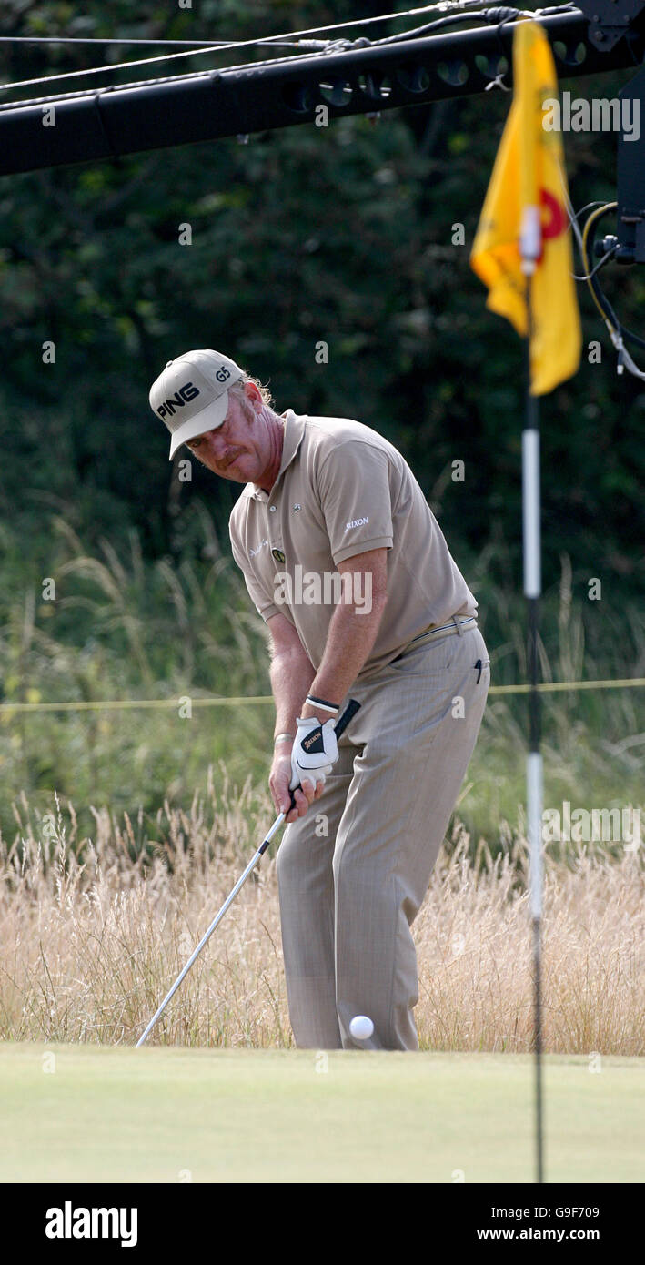 Spains miguel angel jiminez chips onto a green hi-res stock photography ...
