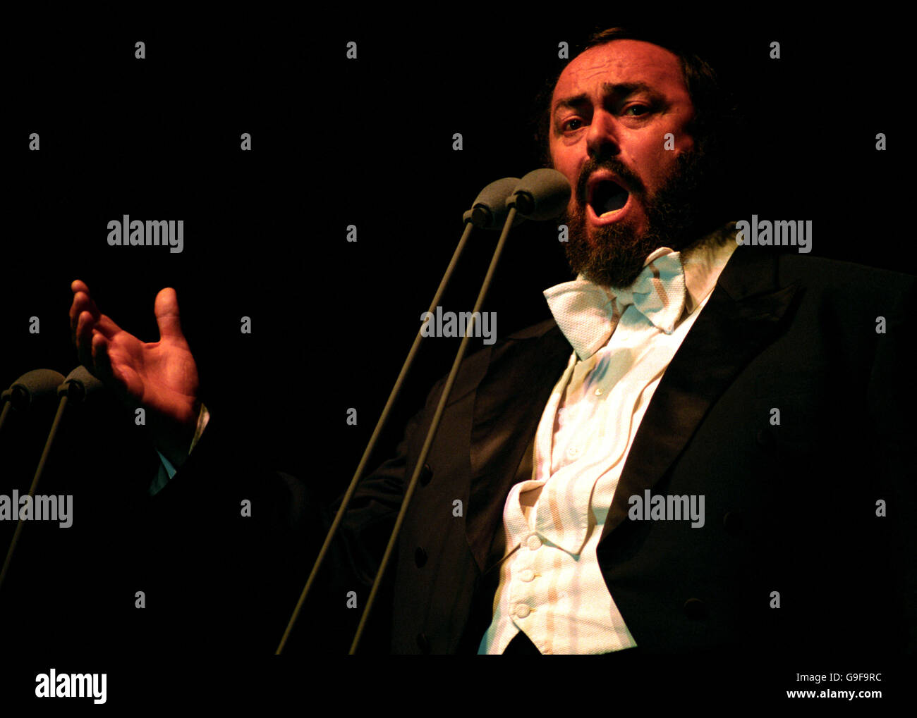 Pavarotti performing hi-res stock photography and images - Alamy